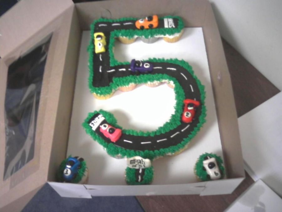 #5 Racetrack Cupcake Cake - CakeCentral.com