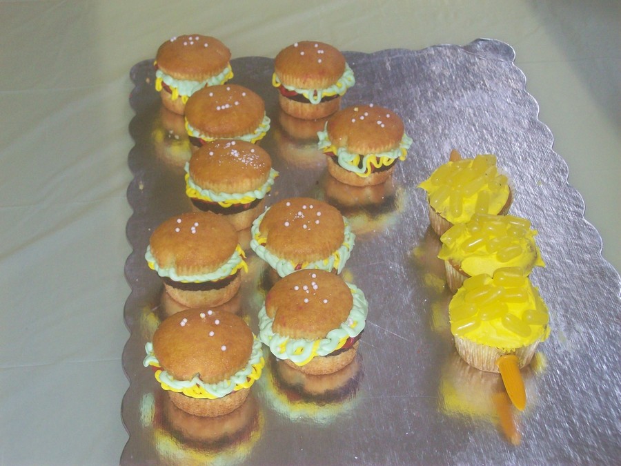 Mini Hamburgers - CakeCentral.com