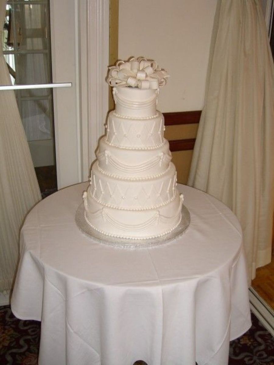 Swags_And_Diamonds_With_Bow_La.jpg - CakeCentral.com