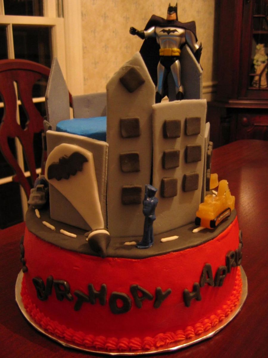 Batman And The Bat Signal - CakeCentral.com