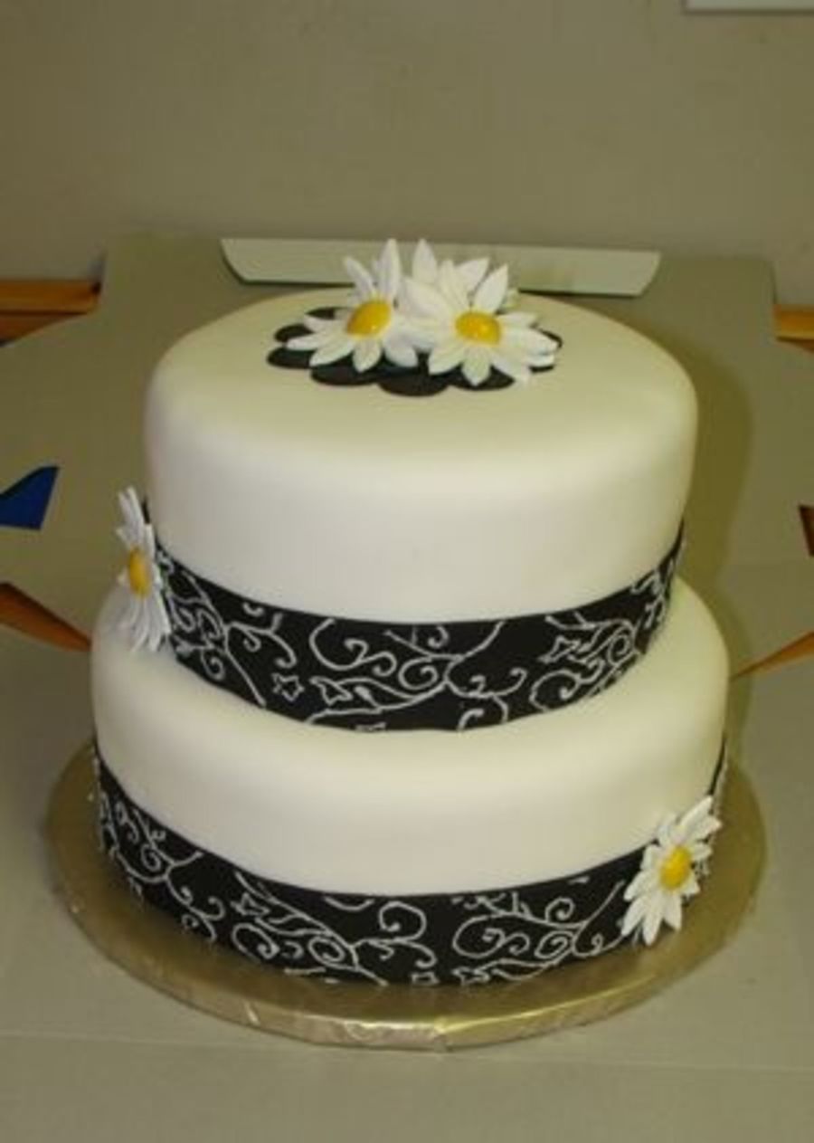 Black And White Daisy - CakeCentral.com
