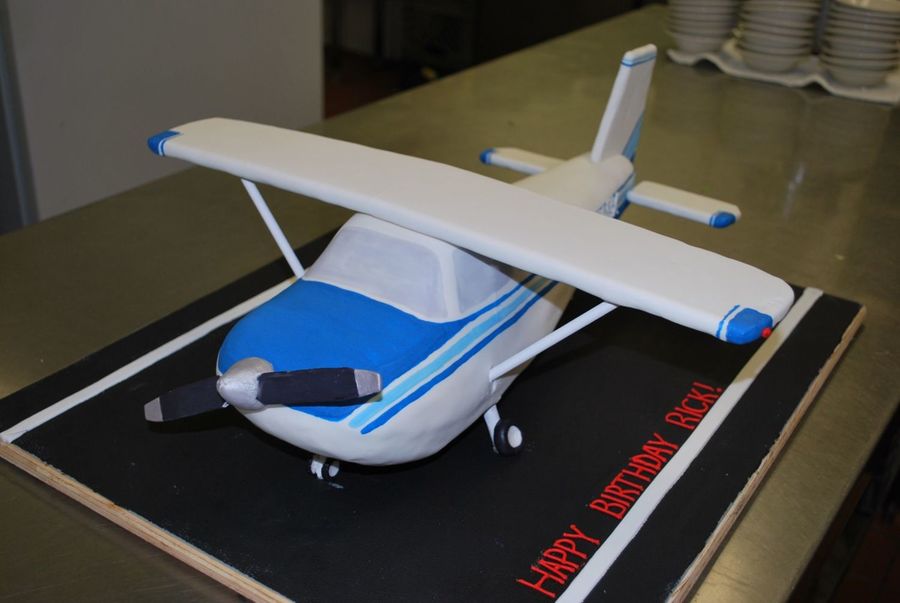 Private Airplane Cake - CakeCentral.com