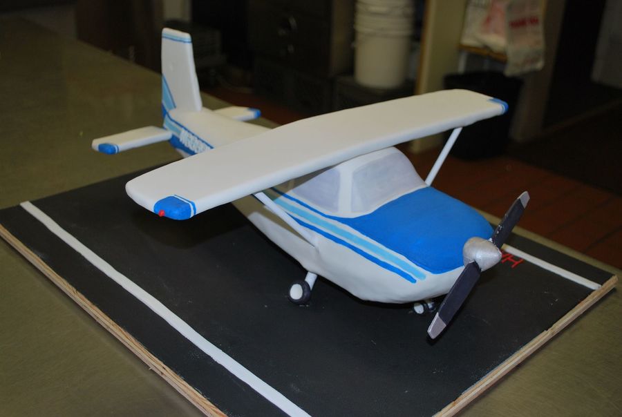 Private Airplane Cake - CakeCentral.com