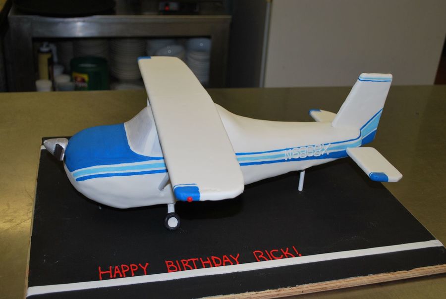 Private Airplane Cake - CakeCentral.com