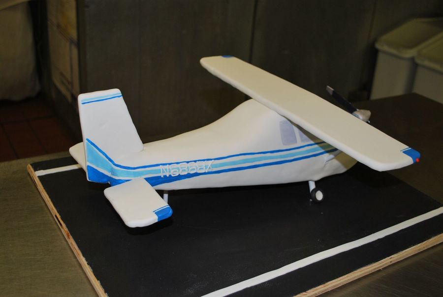 Private Airplane Cake - CakeCentral.com