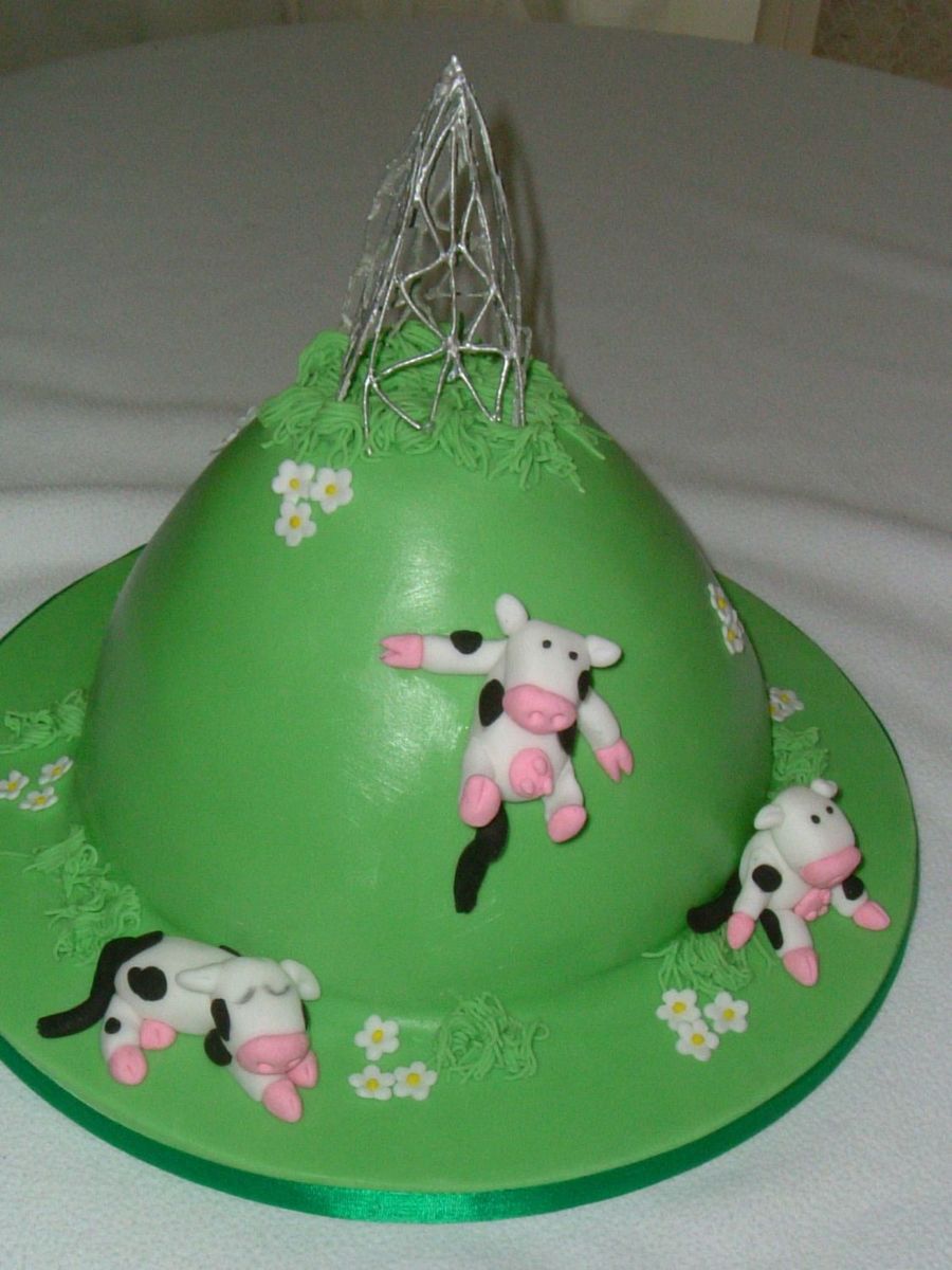 Pylon And Cow Cake - CakeCentral.com