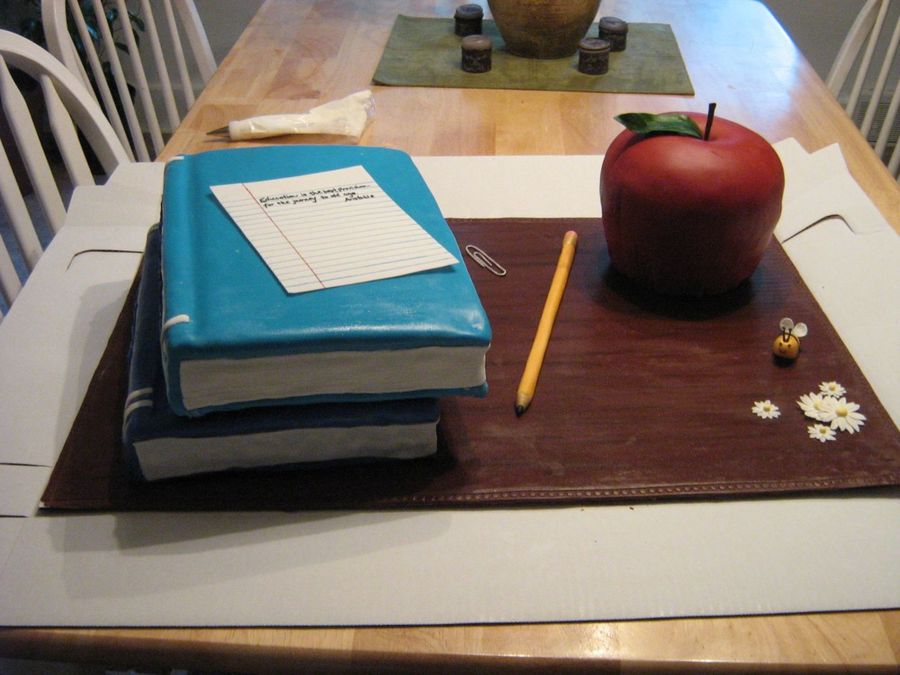 Desk_Cake.jpg - CakeCentral.com