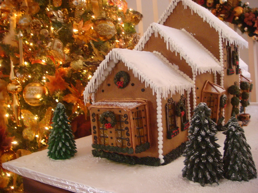 Gingerbread House (Front View) - CakeCentral.com