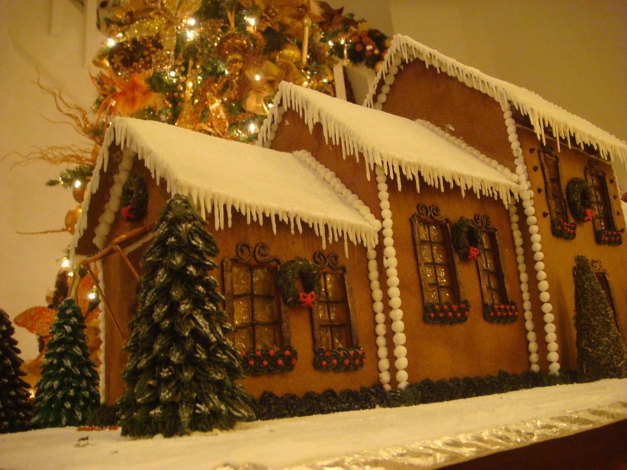 Gingerbread House (Front View) - CakeCentral.com