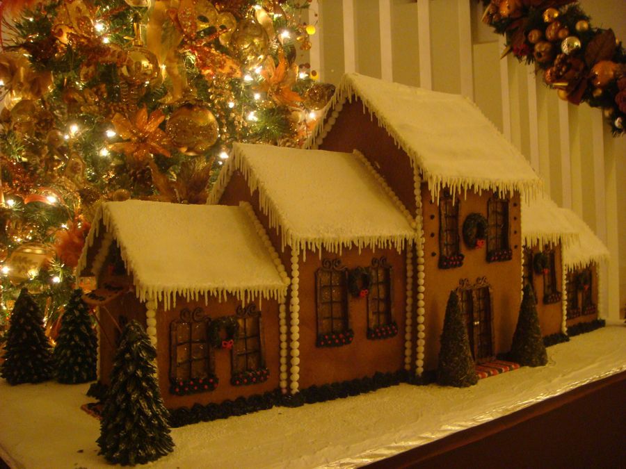 Gingerbread House (Front View) - CakeCentral.com