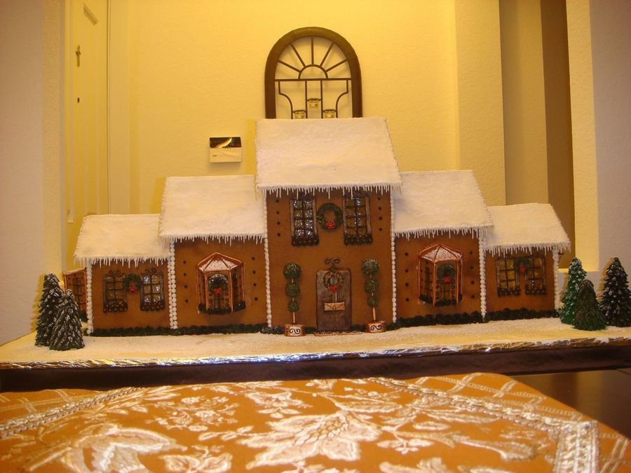 Gingerbread House (Front View) - CakeCentral.com