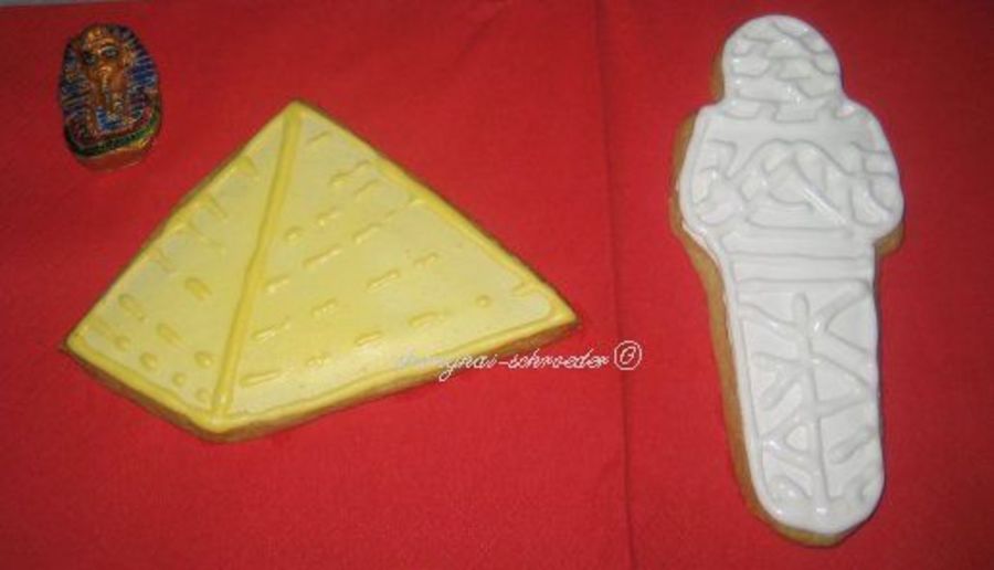 Pyramid And Mummy - CakeCentral.com