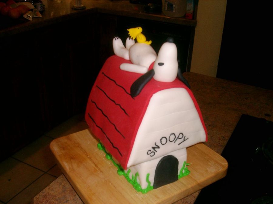 Snoopy Dog House - CakeCentral.com