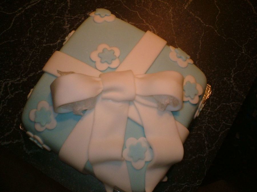 Blue_Present_Cake_003.jpg - CakeCentral.com
