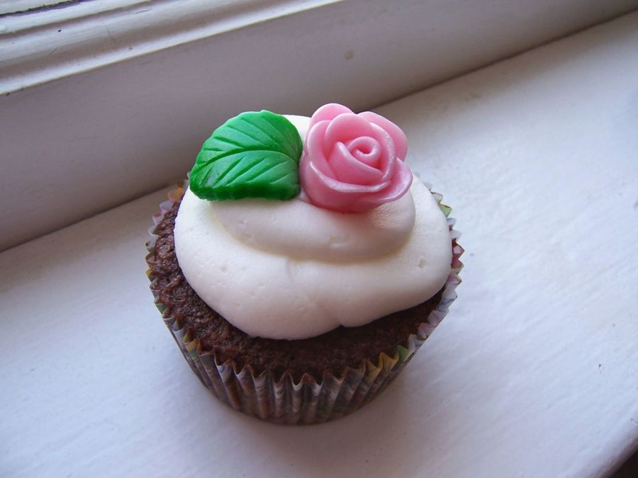 Cupcake With Fondant Rose - CakeCentral.com