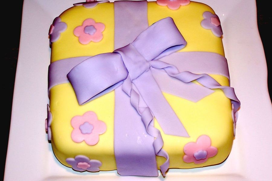 Fondant_Present_Cake.jpg - CakeCentral.com