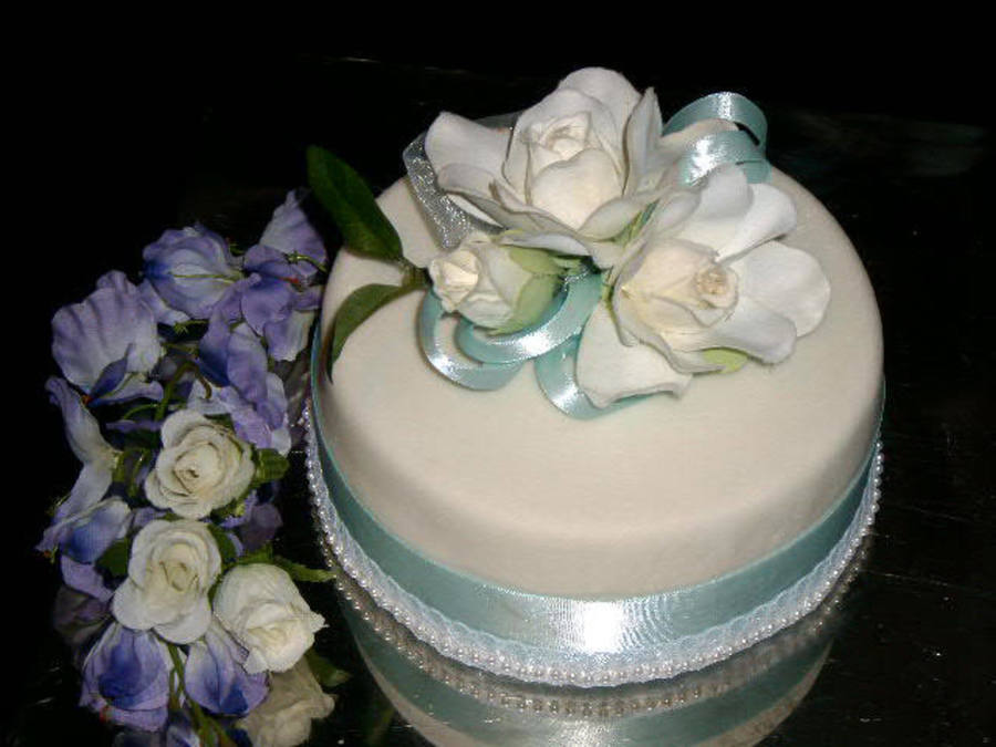 6 Inch Centerpiece Cake - CakeCentral.com