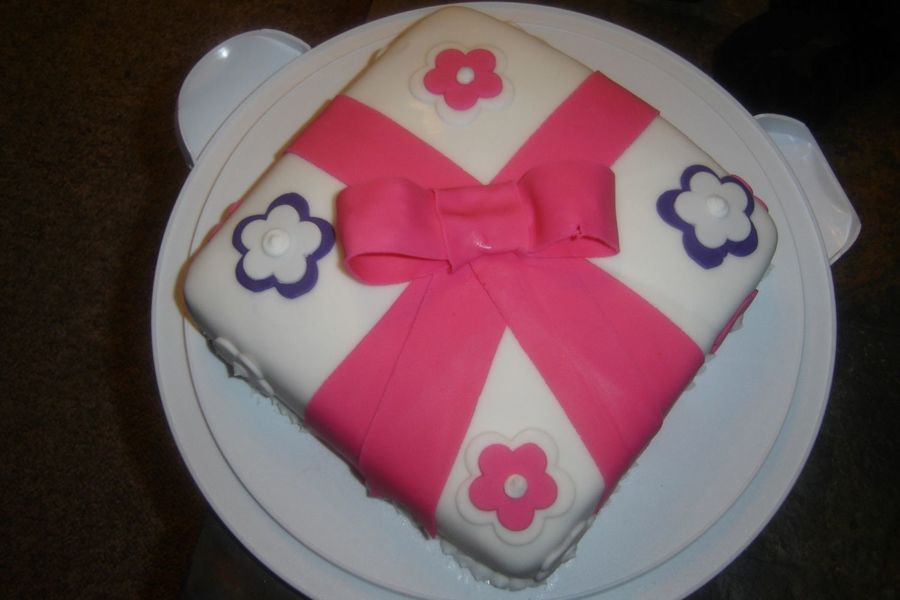 1St_Fondant_Cake.jpg - CakeCentral.com
