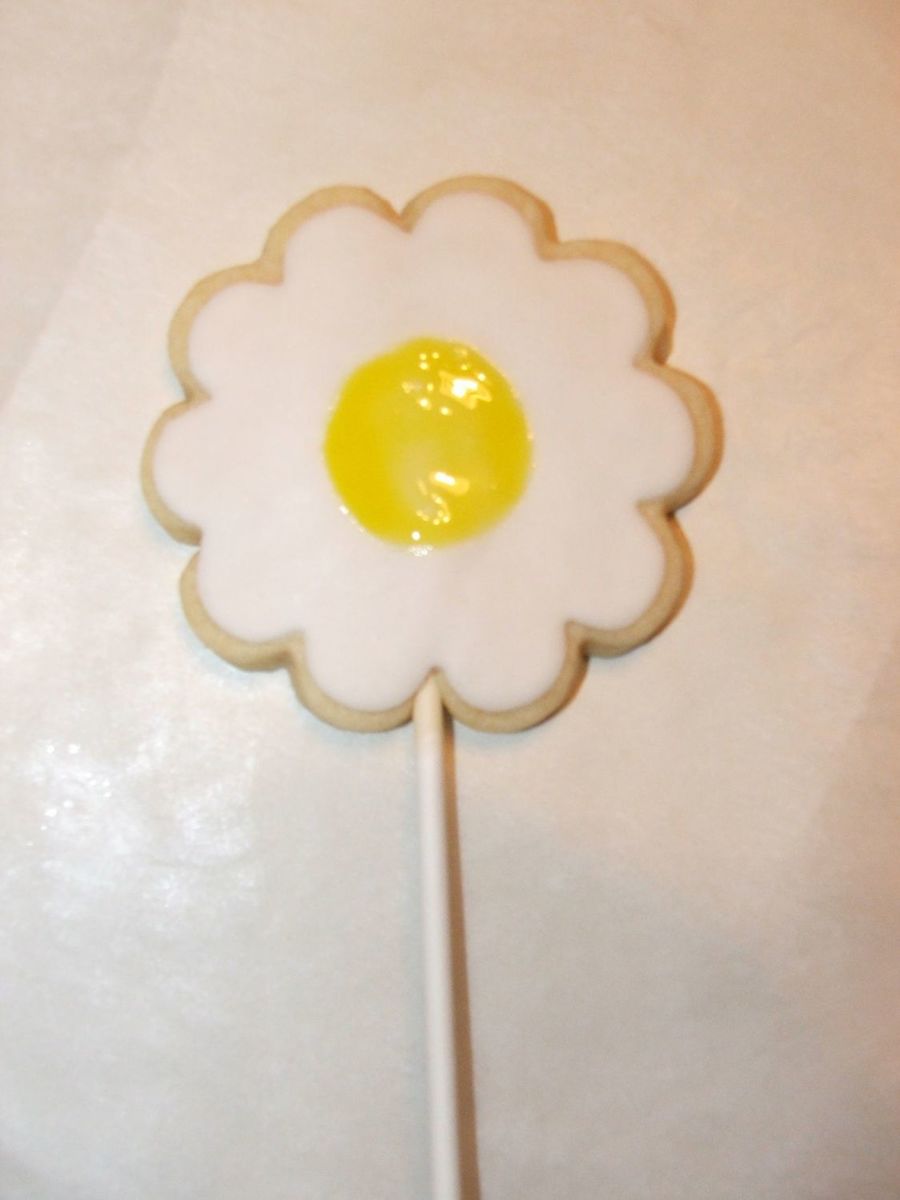 Daisy Flower Cookie - CakeCentral.com