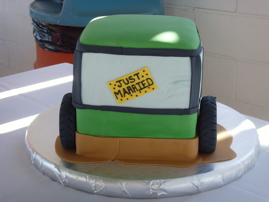 Just Married Tractor - CakeCentral.com