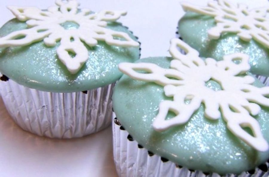 Sparkly Snowflake Cupcakes - CakeCentral.com