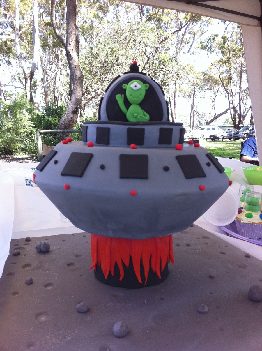 Spaceship Cake - CakeCentral.com