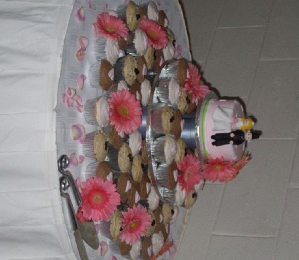 Mini Cakee With Cupcakes - CakeCentral.com