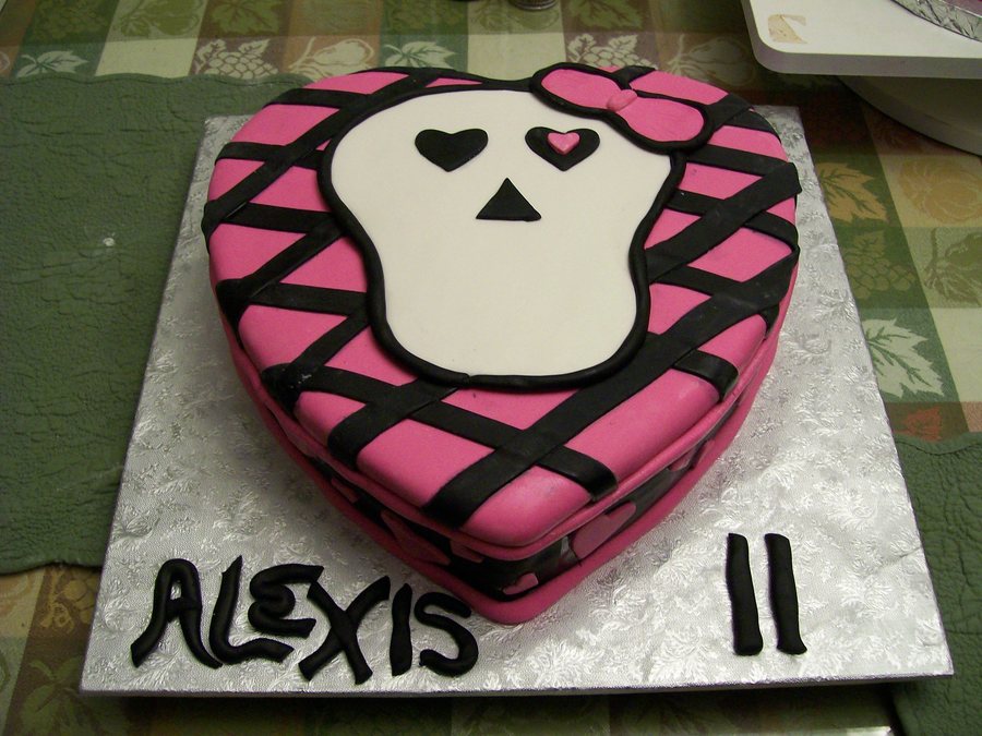 Avril Lavigne Skull Cake - CakeCentral.com