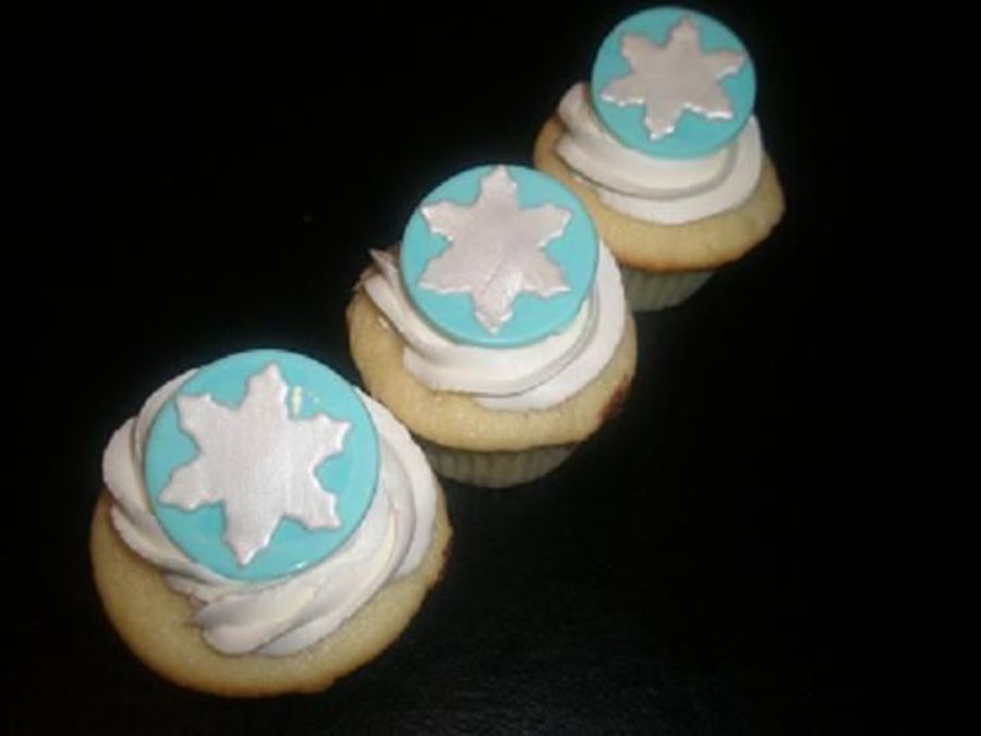 Snowflake Cupcakes - CakeCentral.com