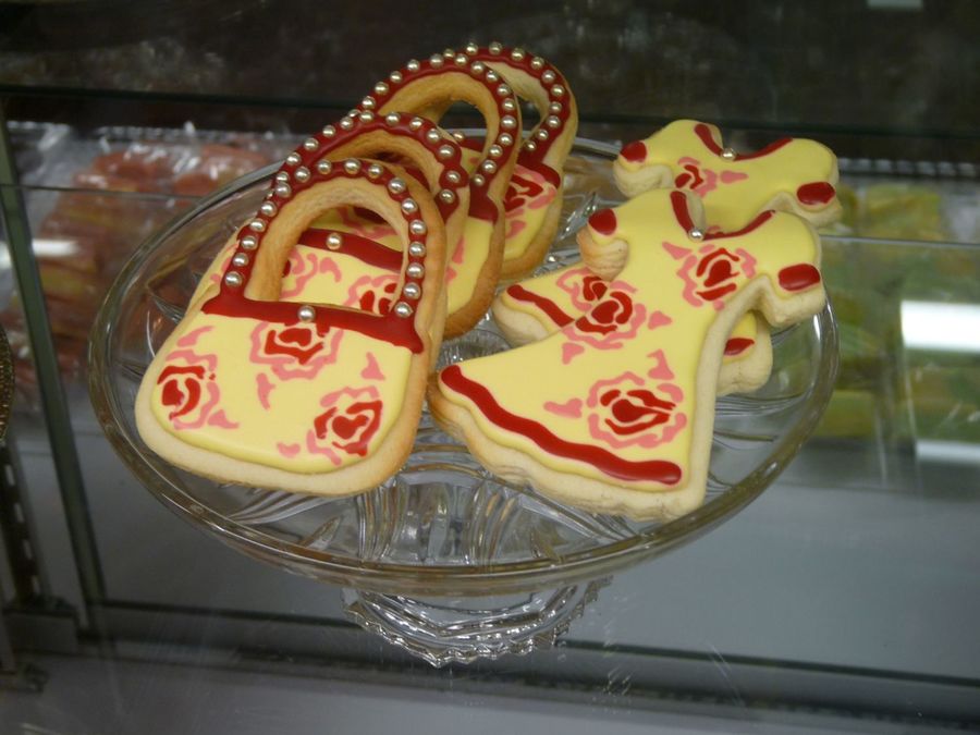 Dresses And Handbags - CakeCentral.com