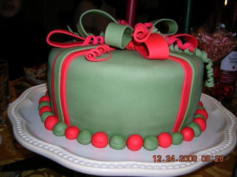 Holiday_Gift_Cake.jpg - CakeCentral.com