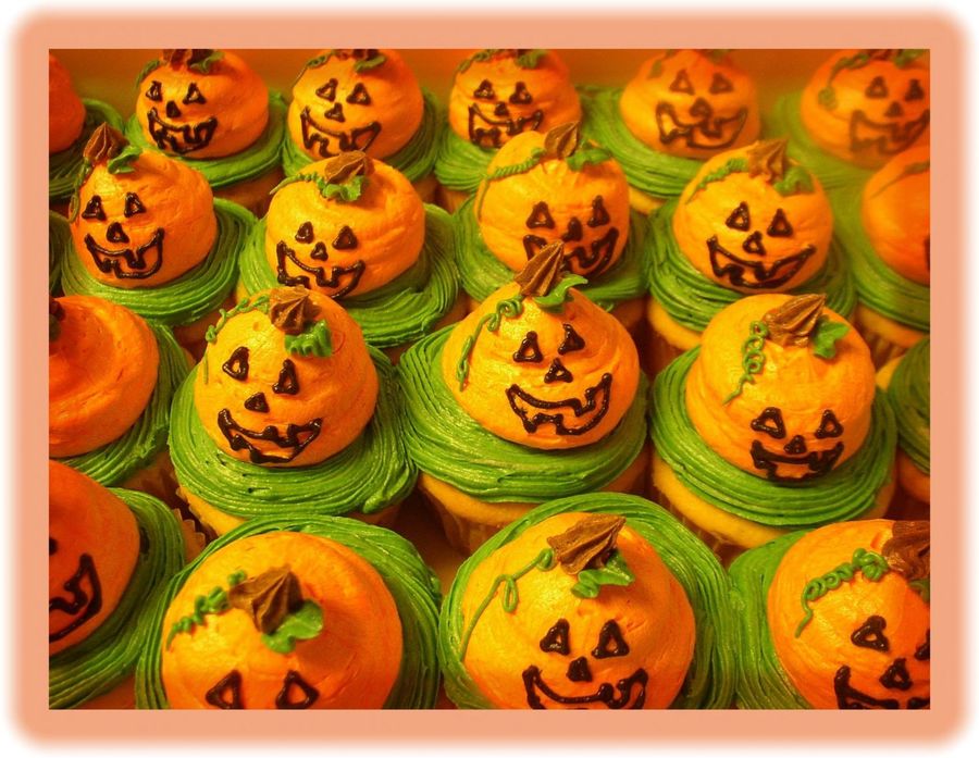 Jack-O-Lanterns_10-06.jpg - CakeCentral.com