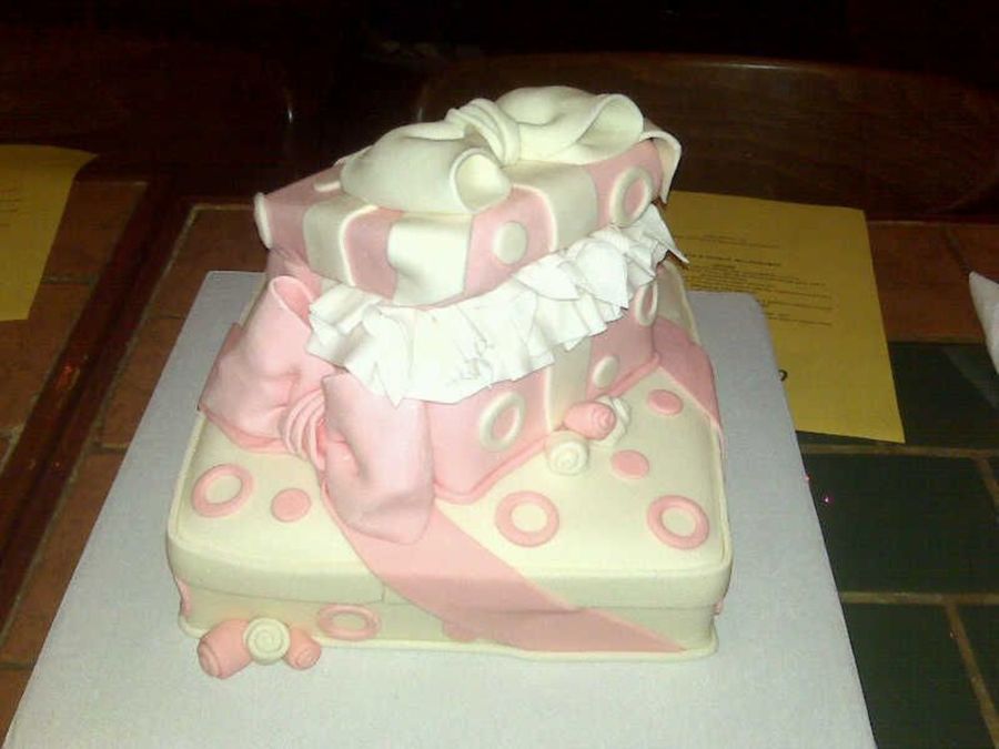 Cajas_De_Regalo_Pink_And_White.jpg - CakeCentral.com
