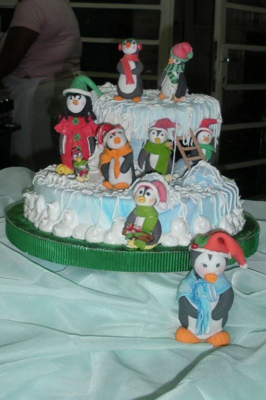 Pinguinos En Navidad - CakeCentral.com