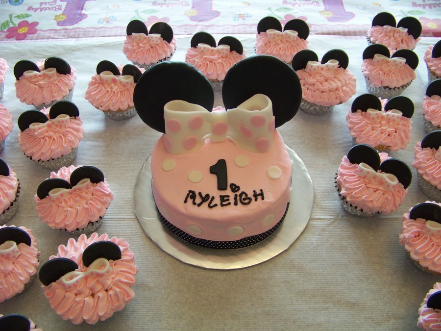 Minnie Mouse Smash Cake & Matching Cupcakes - CakeCentral.com