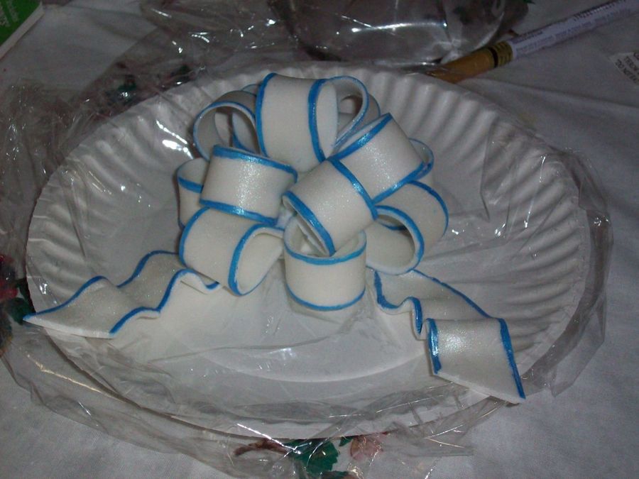 Fondant Bow - CakeCentral.com