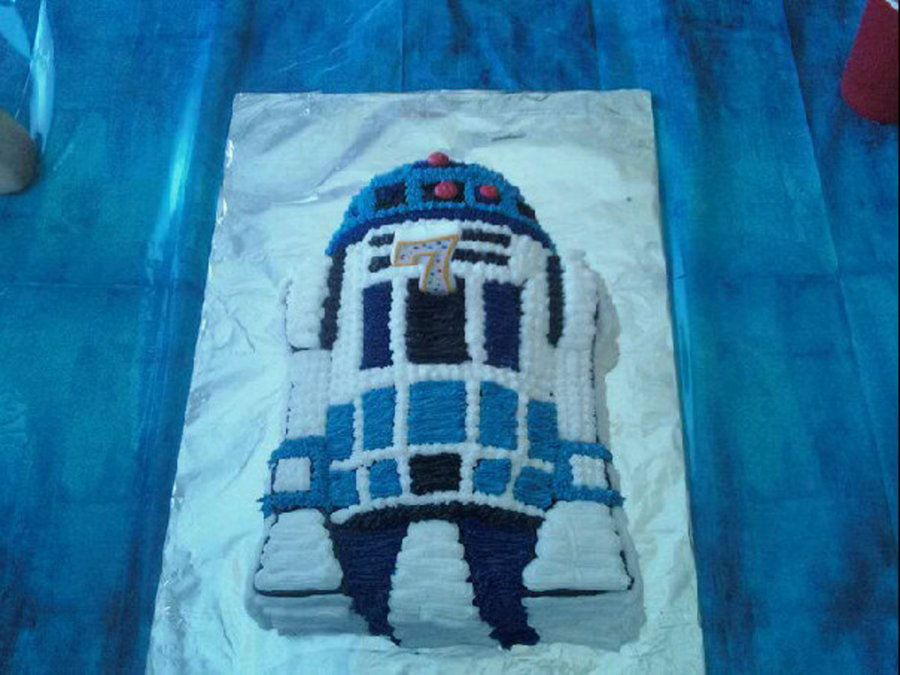 R2D2 Cake - CakeCentral.com