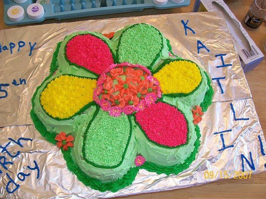 Daisy Cake - CakeCentral.com