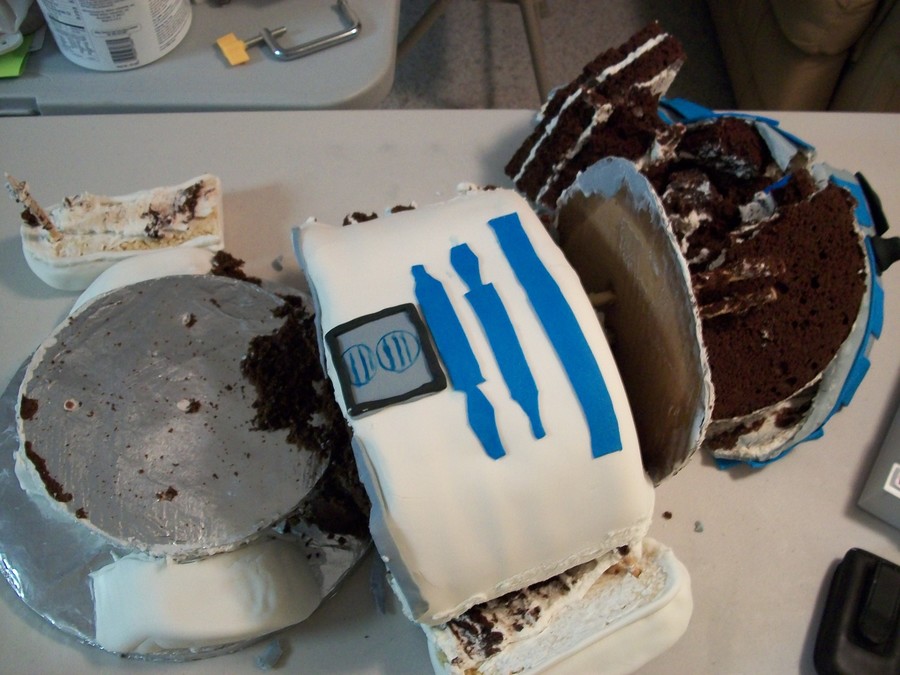 R2D2 Destroyed - CakeCentral.com