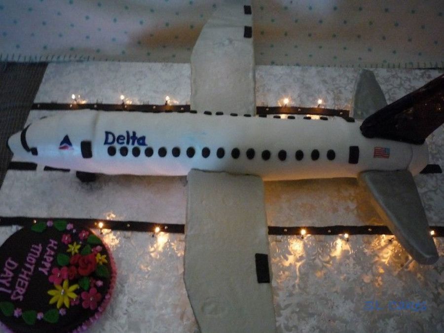 Side View Of Airplane! - CakeCentral.com