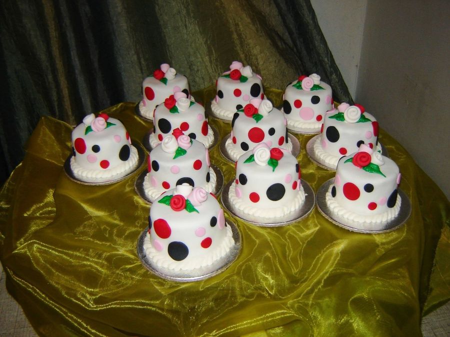 Roses And Polka Dot - Mini Cakes - CakeCentral.com