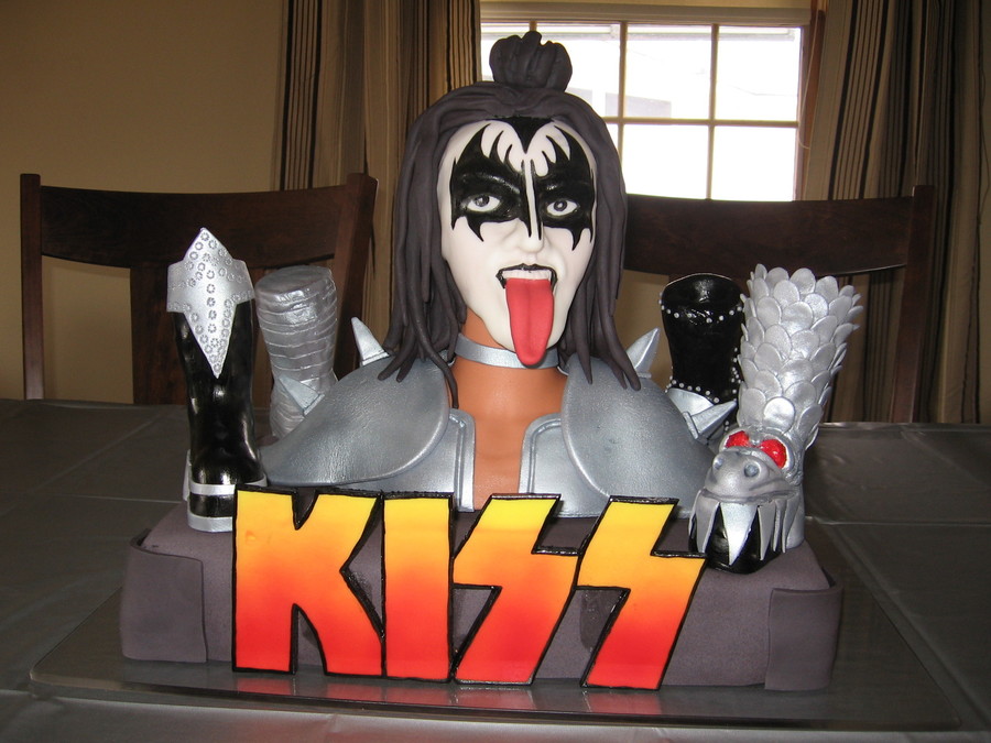 Kiss Cake - CakeCentral.com