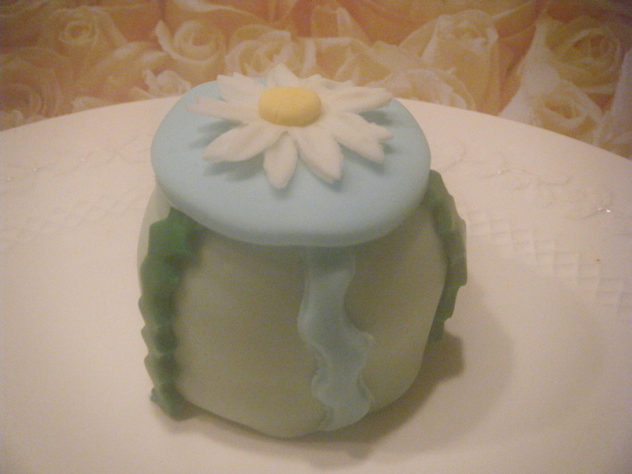 Daisy Mini Cake - CakeCentral.com