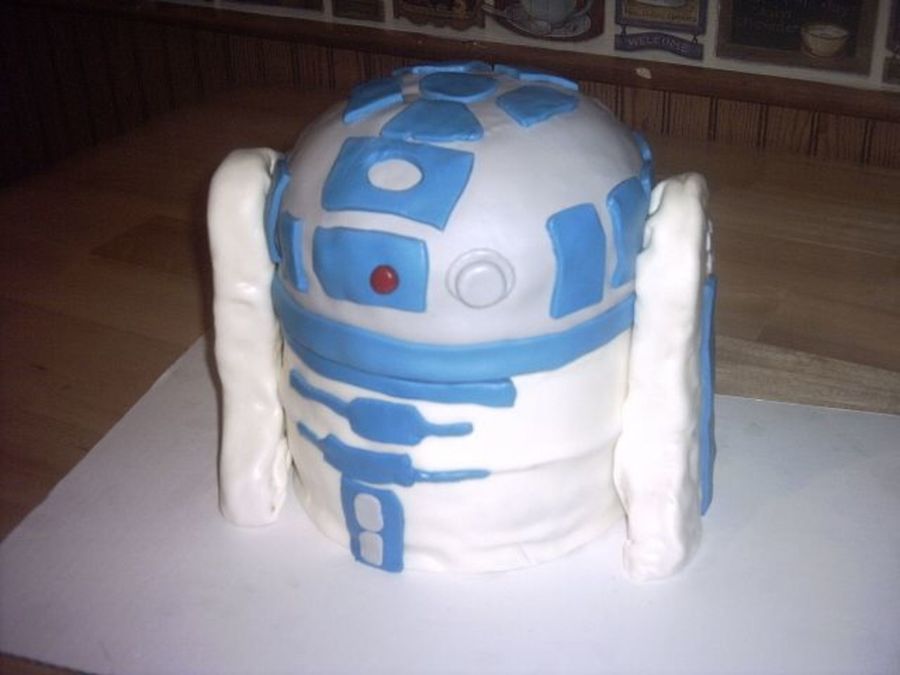 R2D2 Cake - CakeCentral.com