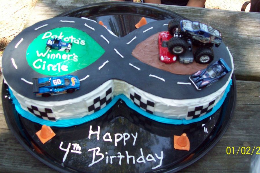 Race Track Cake - CakeCentral.com