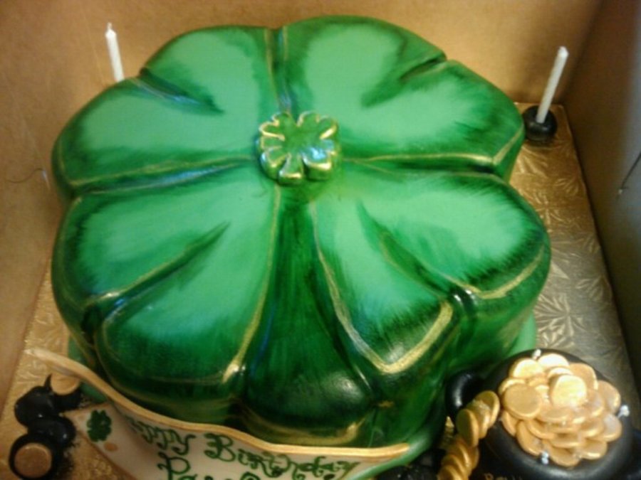Shamrock Cake - CakeCentral.com