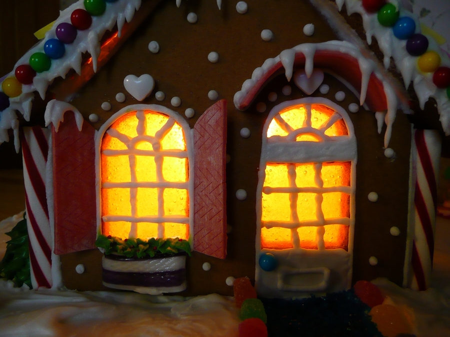 Lighted Gingerbread House - CakeCentral.com