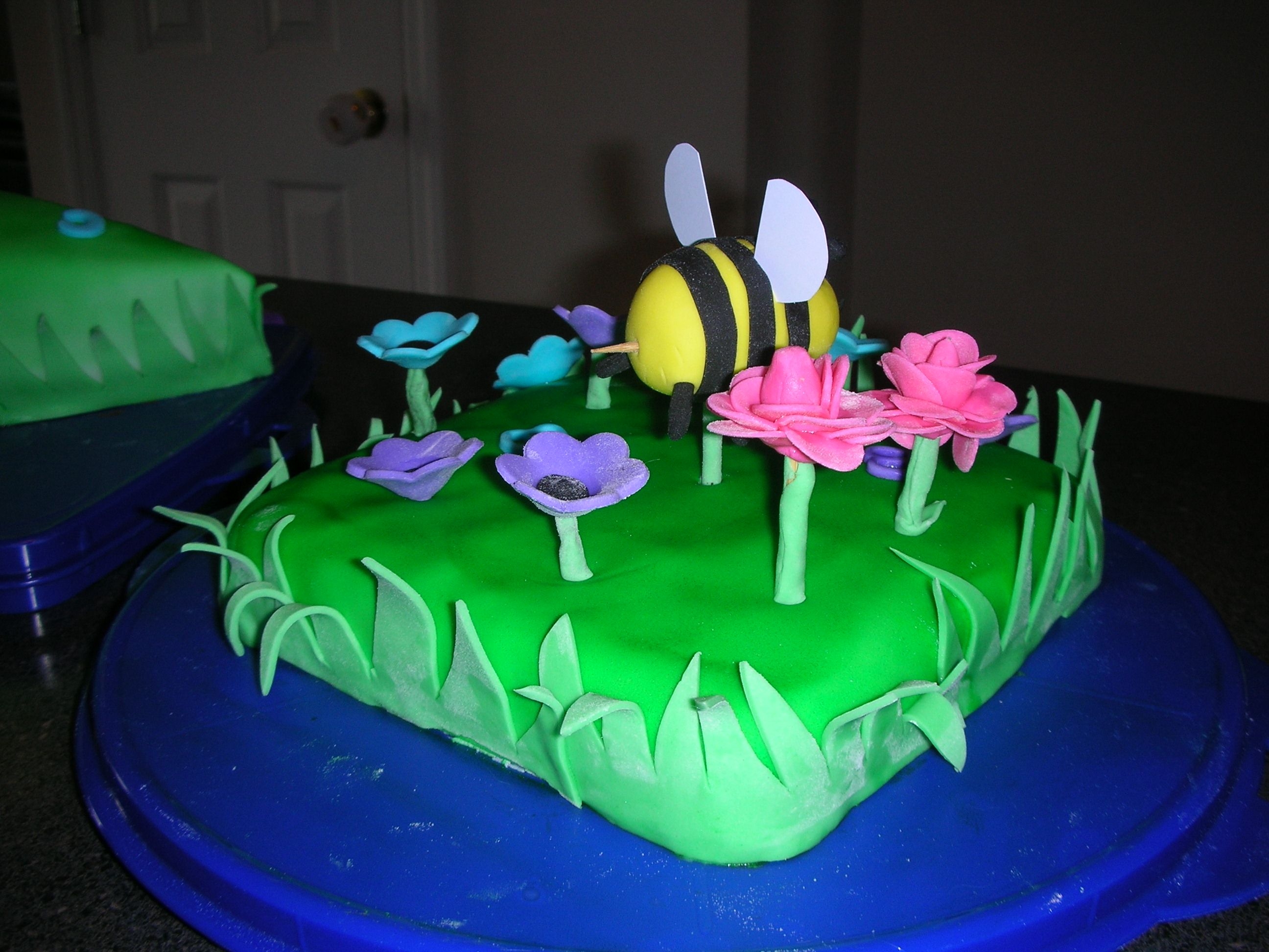 Bumblebee Cake - CakeCentral.com