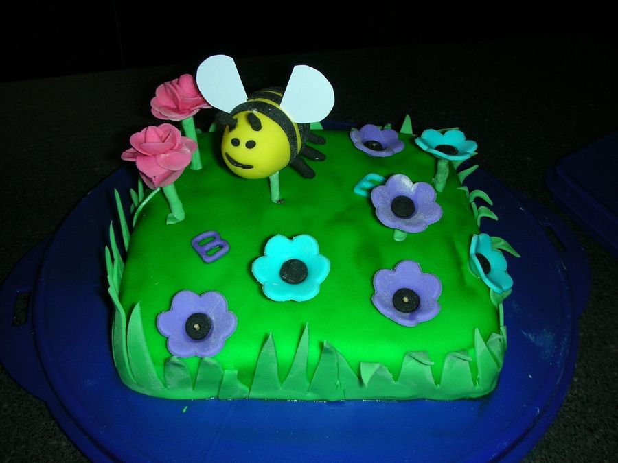 Bumblebee Cake - CakeCentral.com