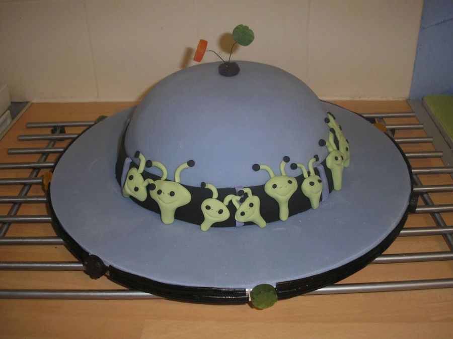 Flying Saucer, Alien Spaceship - CakeCentral.com